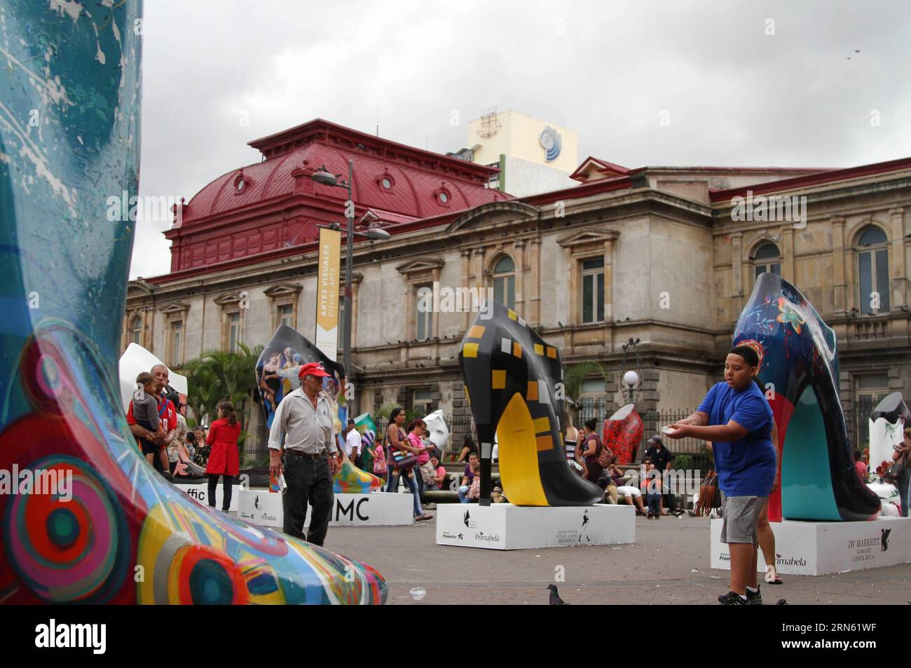 (150708) -- SAN JOSE, July 8, 2015 -- People watch works of the project ...