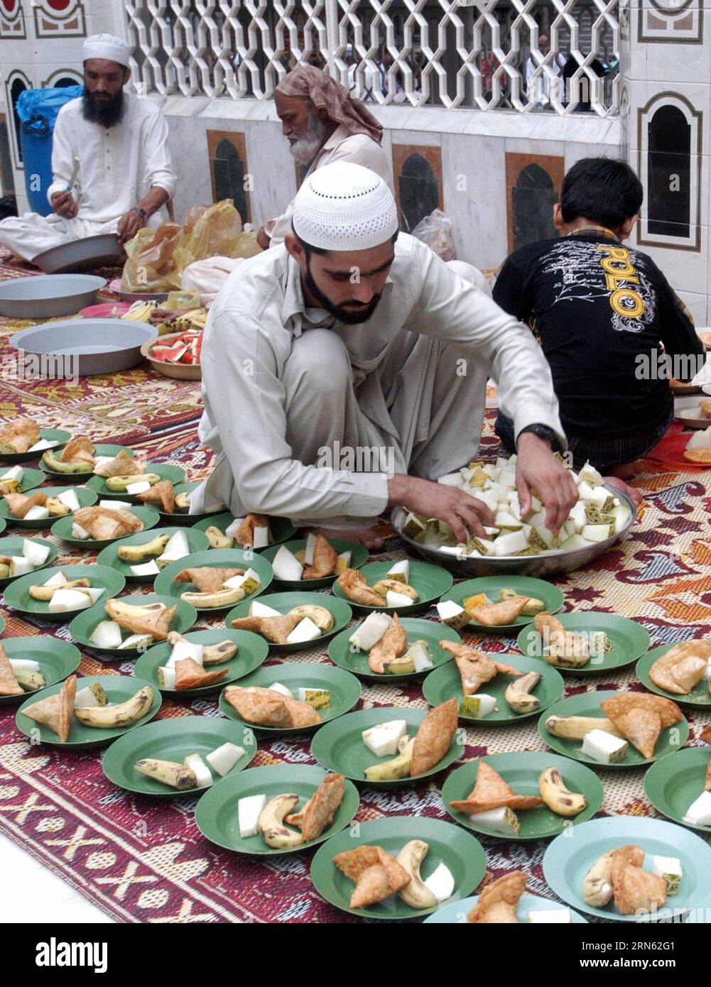 Man pakistan city night hi-res stock photography and images - Alamy