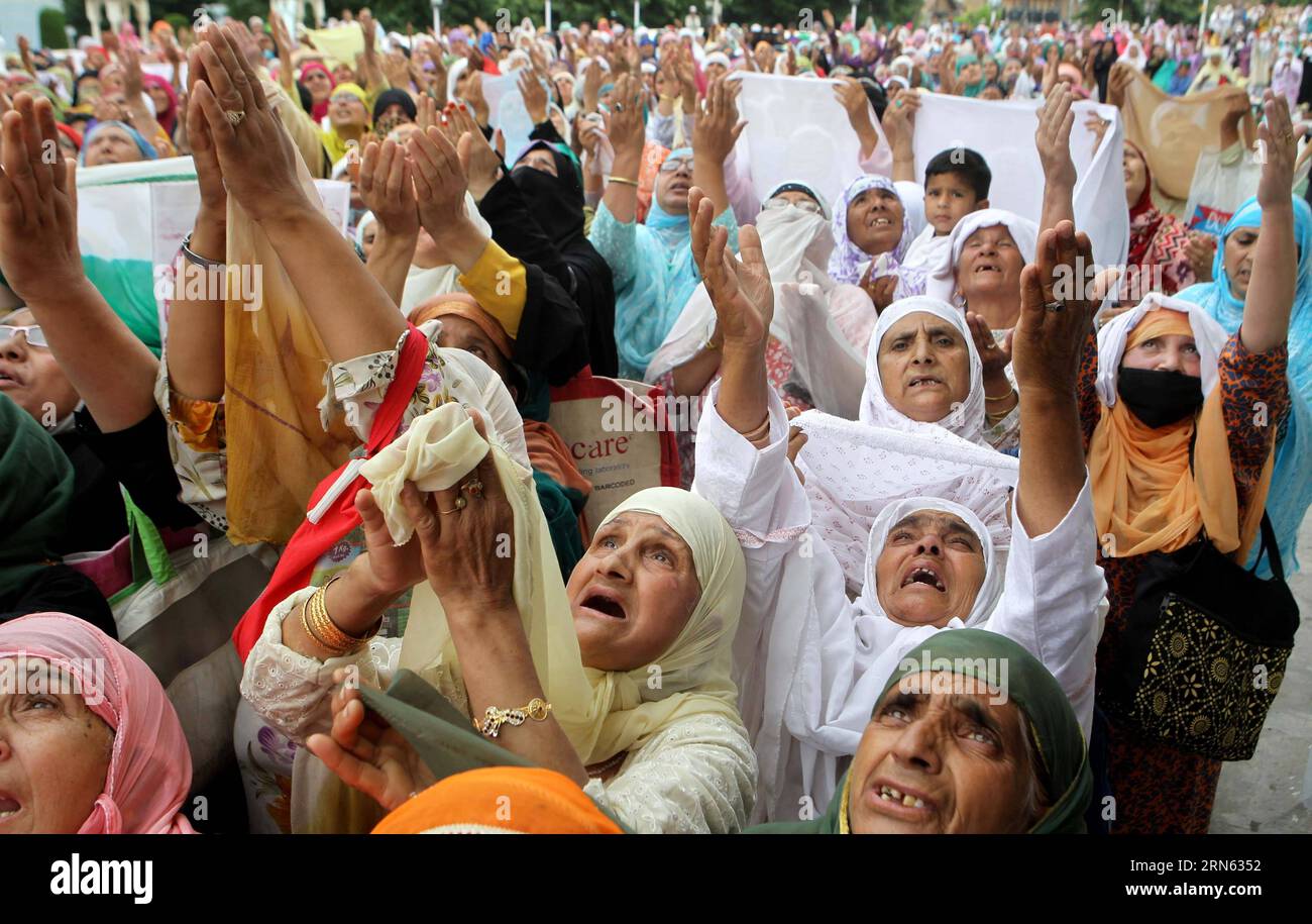 (150709) -- SRINAGAR, July 9, 2015 -- Kashmiri Muslim devotees raise ...