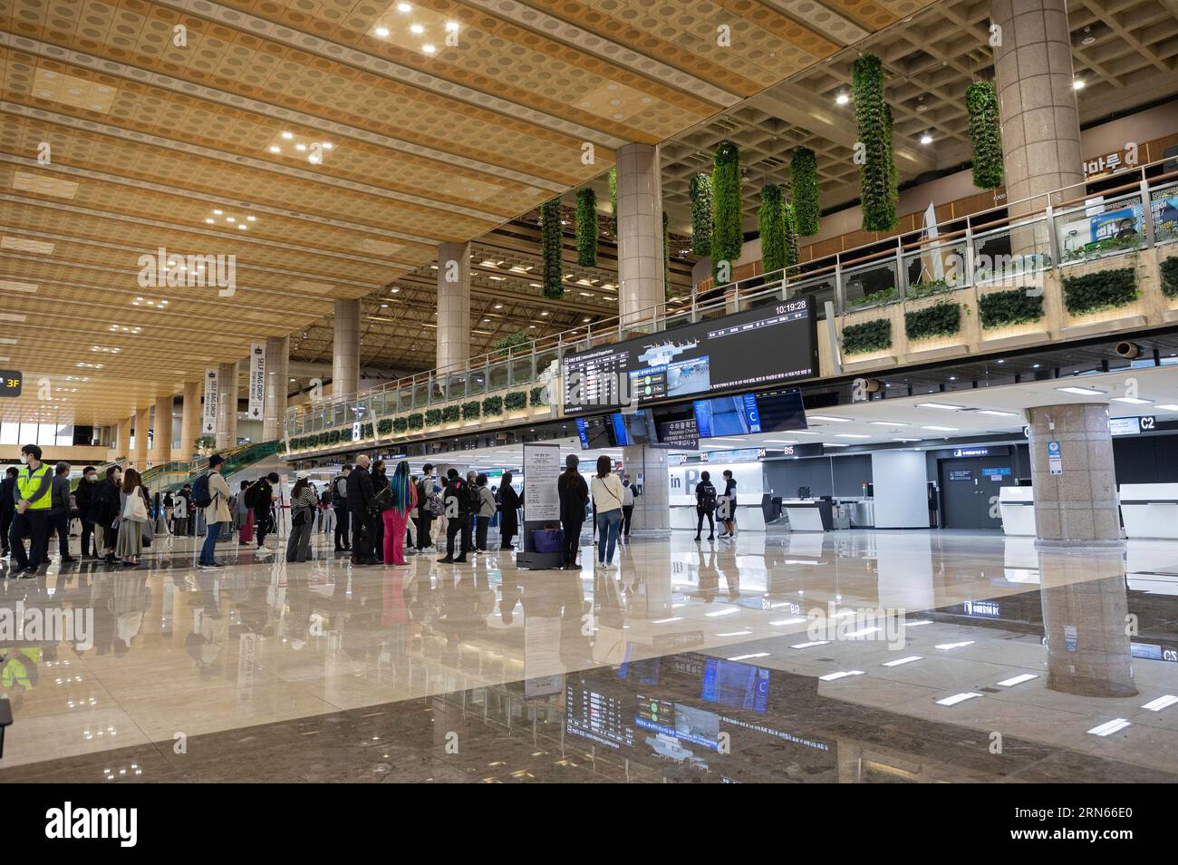 Check-in and check-in hall, passengers waiting, Incheon Airport, Jung ...
