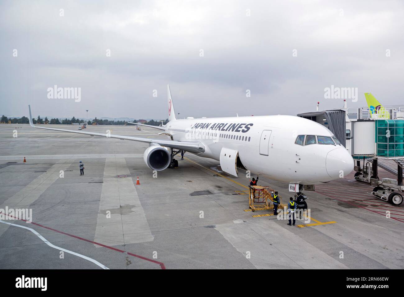 JA619J, Boeing 767-300, Japan Airlines, with ground crew, Incheon ...