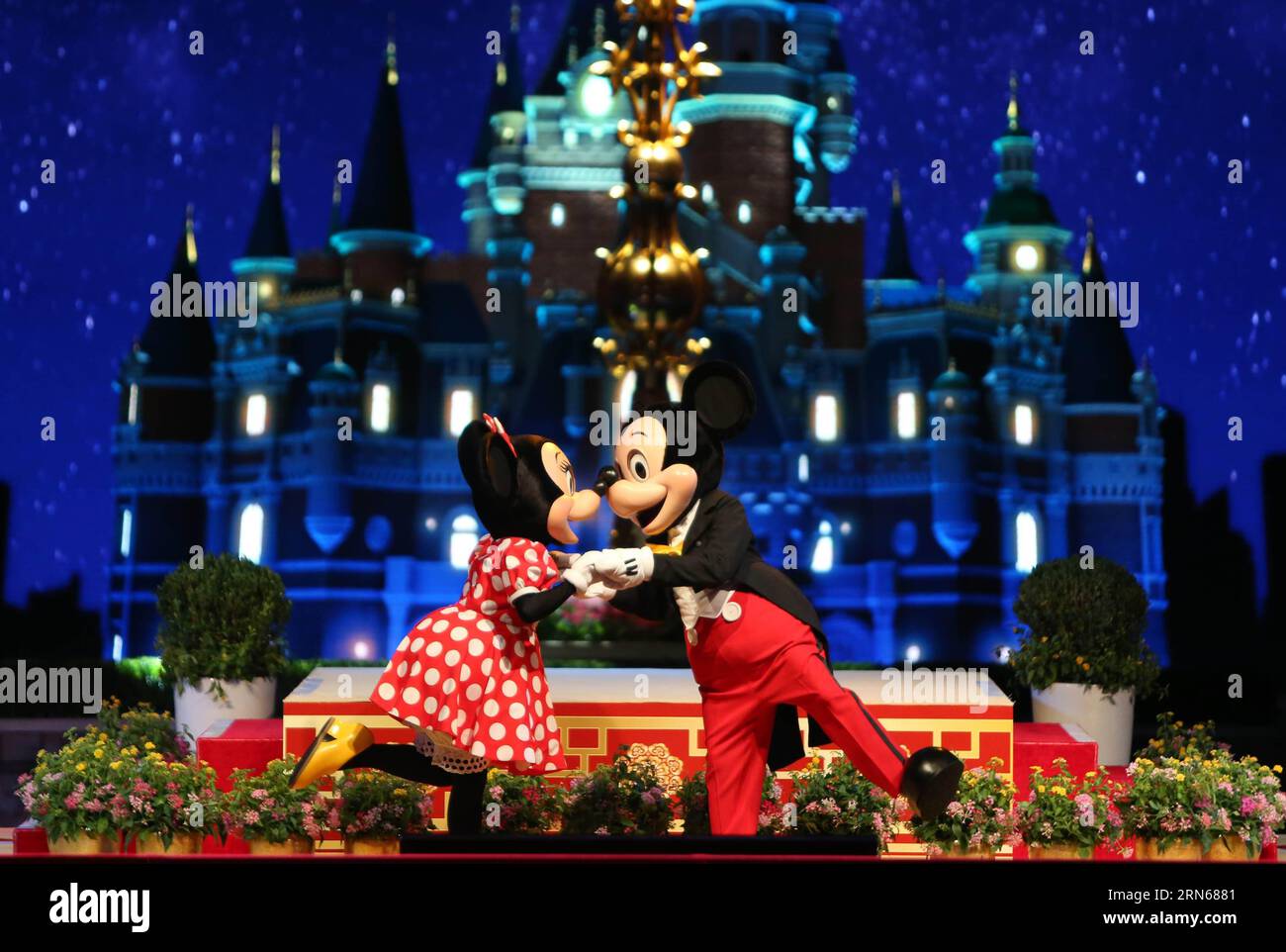 (150715) -- SHANGHAI, July 15, 2015 -- Cartoon characters Mickey and ...