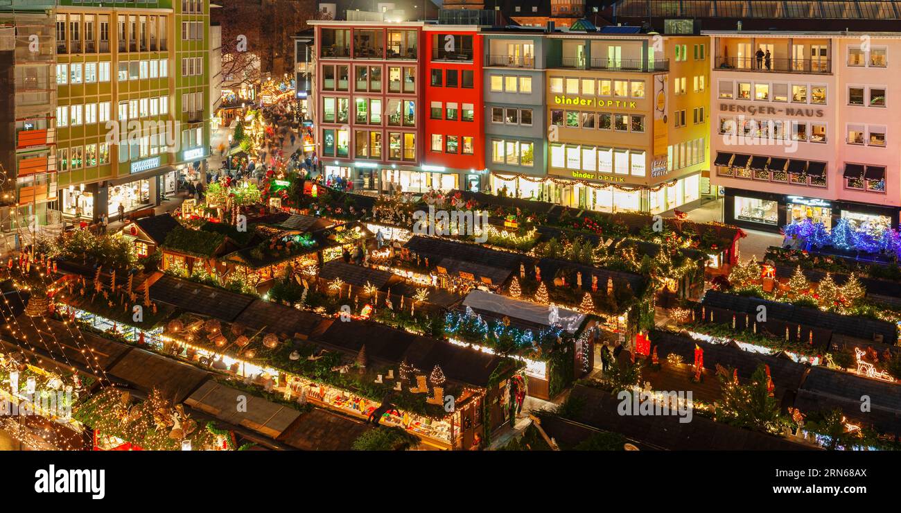Christmas market on the market square in front of the town hall, view ...
