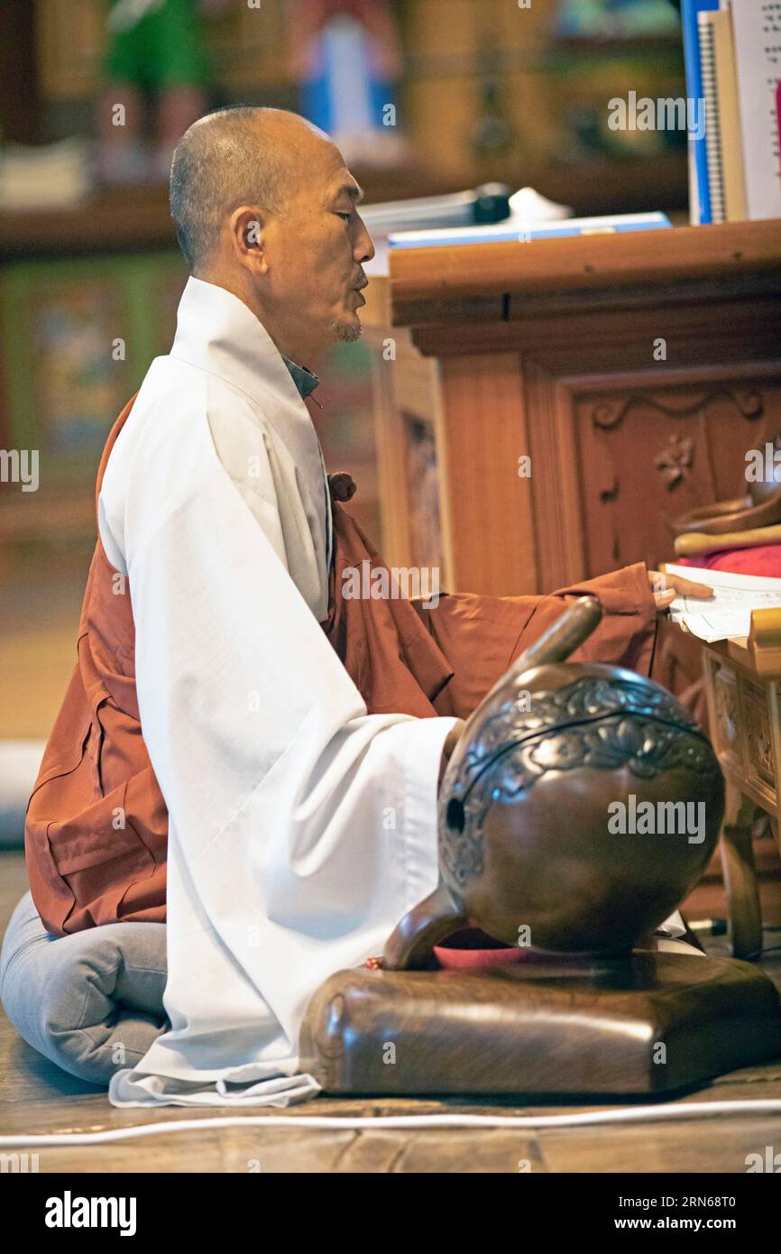 Korean buddhist monk hi-res stock photography and images - Alamy