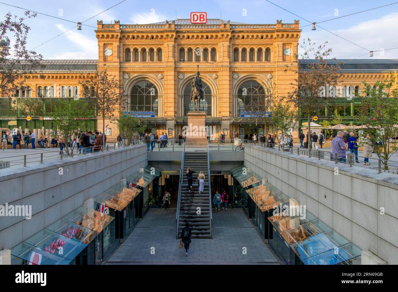 Hanover main station in neo-Renaissance style, Ernst August Platz with ...