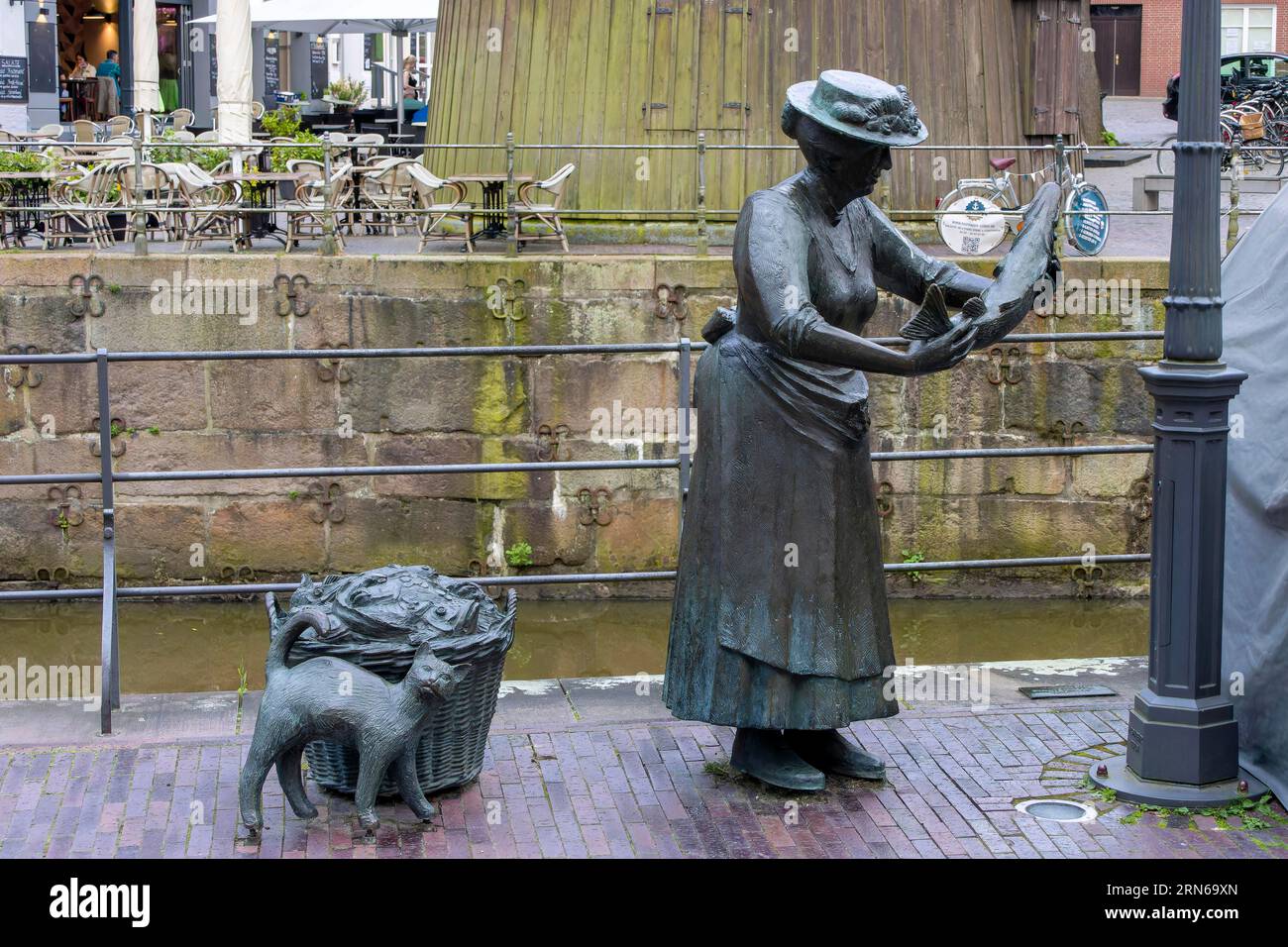 The bronze statue Fishwife 'Mother Flint with the smelt' by F. Mueller ...