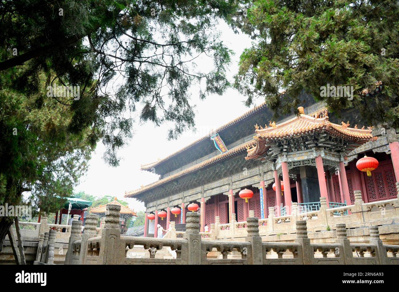 Tai shan china dai temple hi-res stock photography and images - Alamy