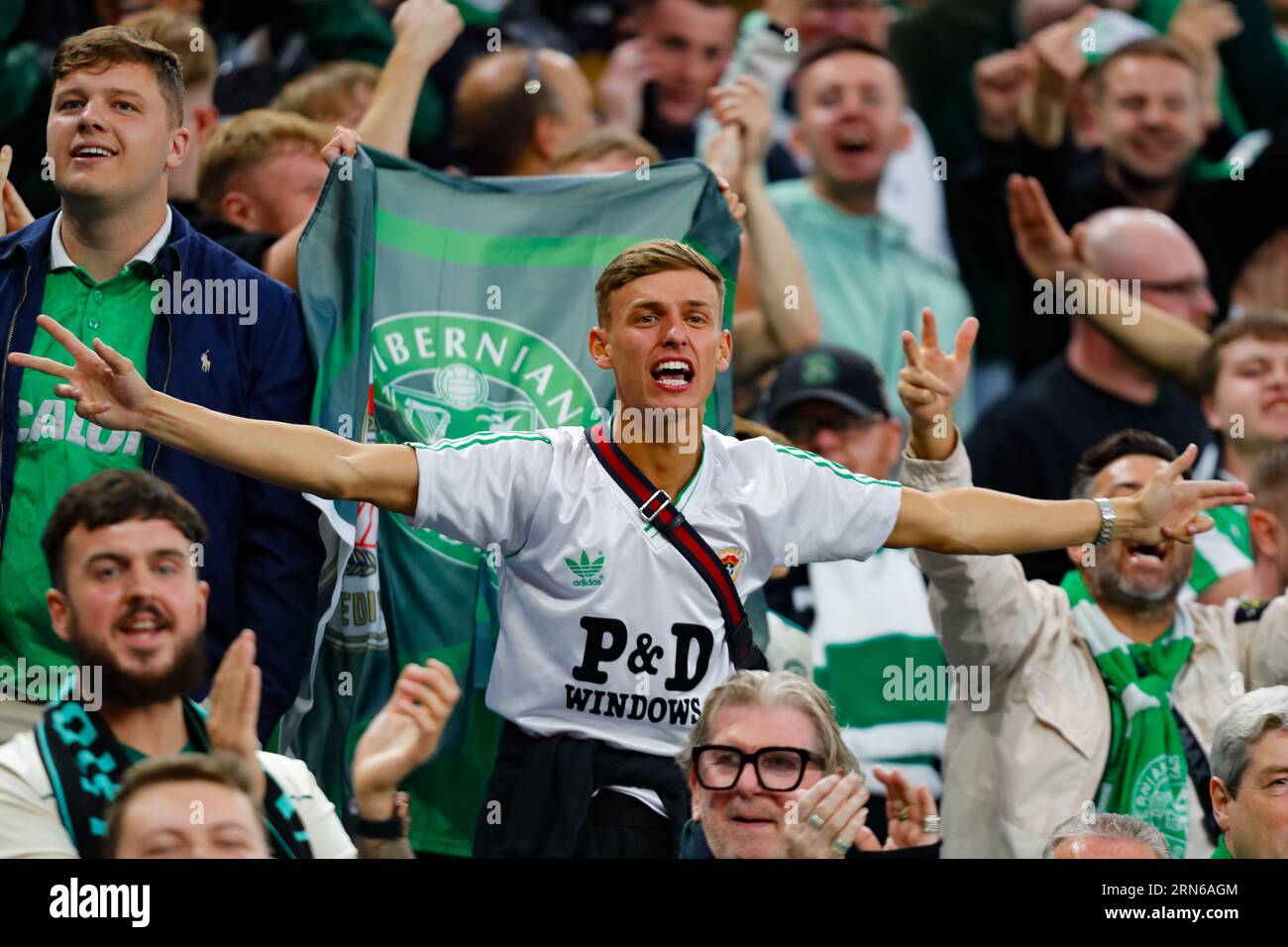 Hibernian fans hi-res stock photography and images - Alamy