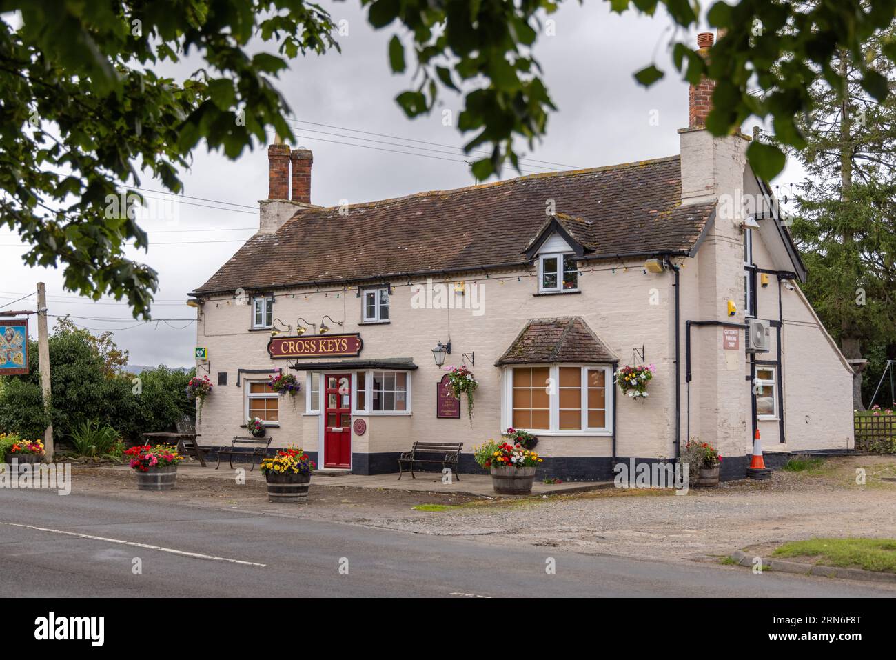 Traditional english country countryside pub hi-res stock photography ...