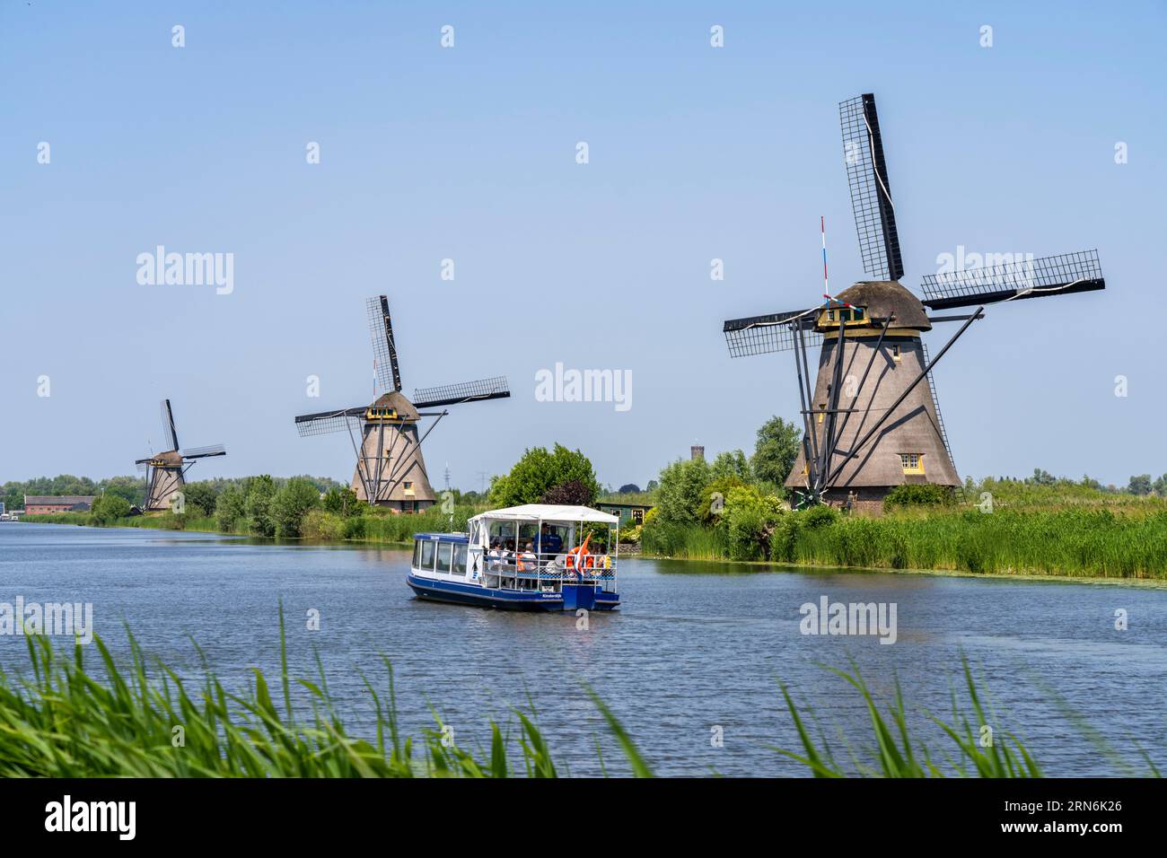 Kinderdijk, 18 windmills that pumped water out of the polders to use ...