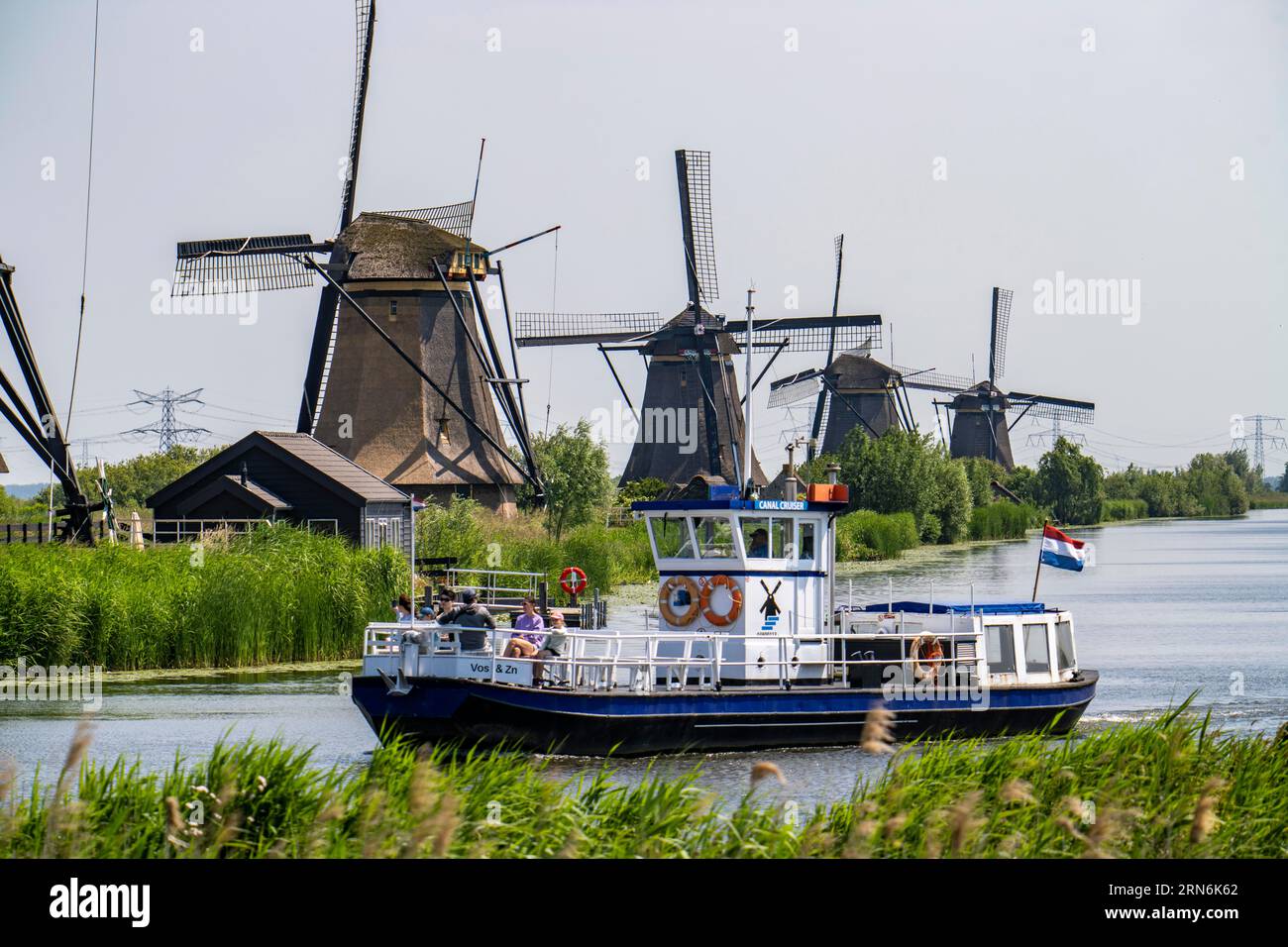 Kinderdijk, 18 windmills that pumped water out of the polders to use ...