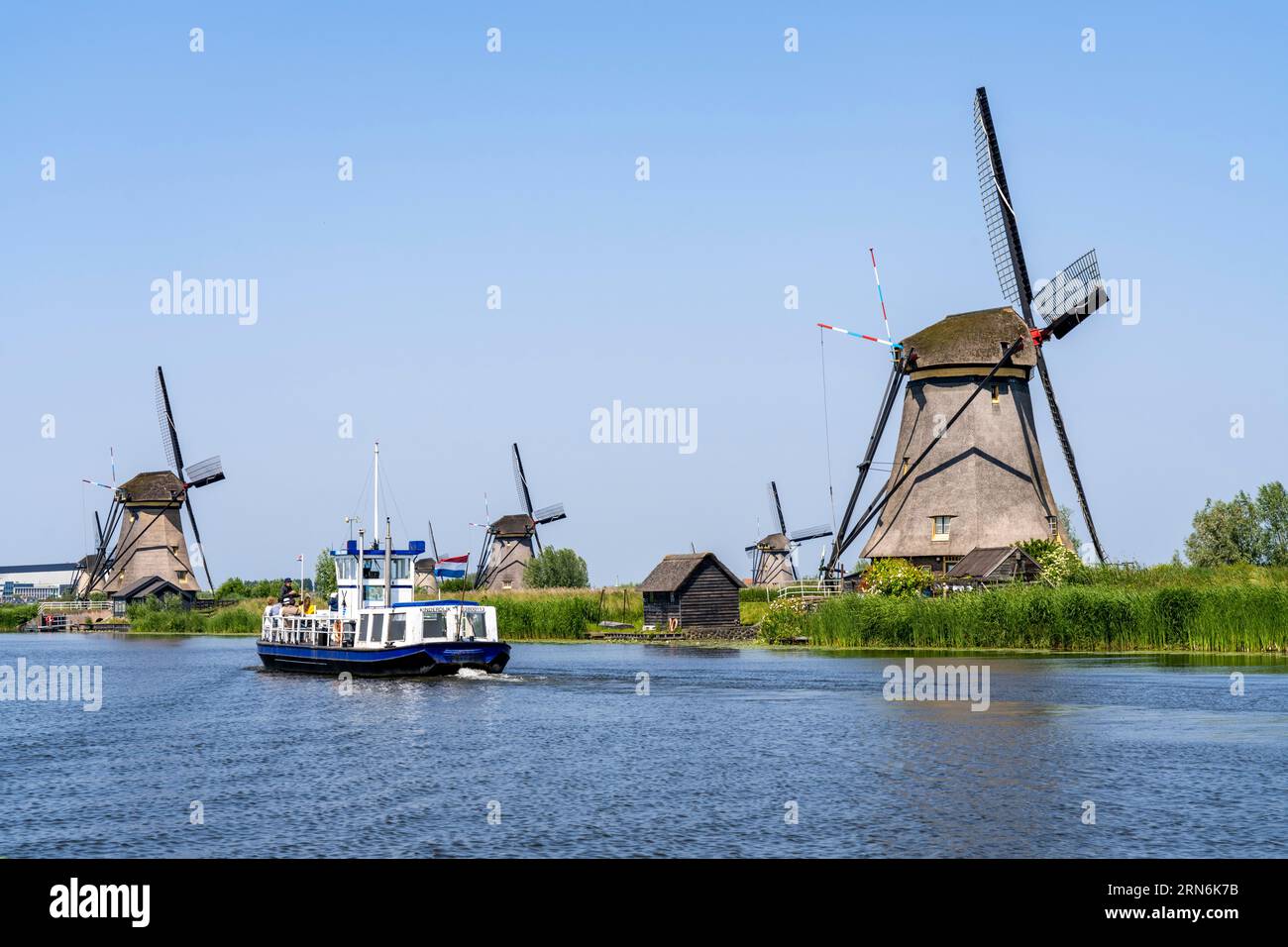 Kinderdijk, 18 windmills that pumped water out of the polders to use ...