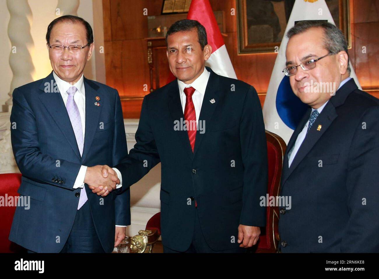 Peruvian President Ollanta Humala (C) shakes hands with South Korean ...