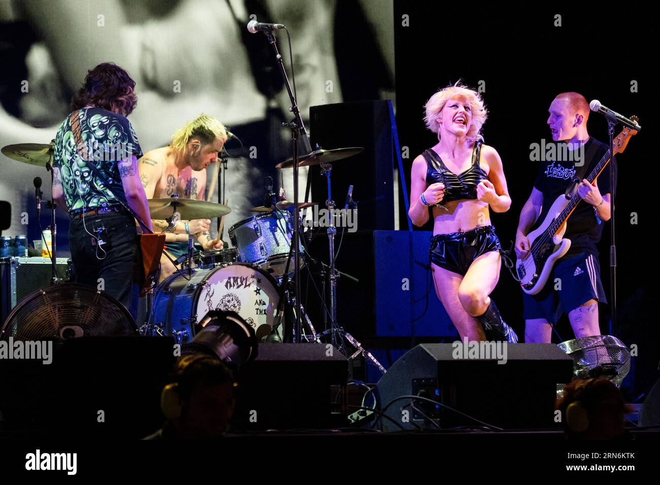 Amyl and the Sniffers – Amy Taylor and whole band – on the Mountain ...