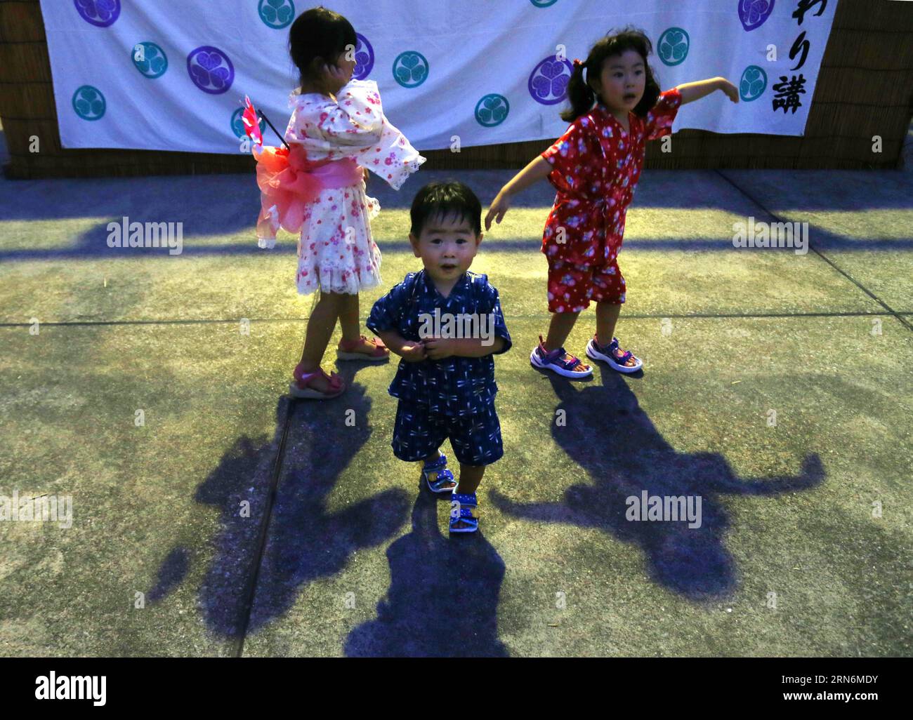 (150801) -- TOKYO, Aug. 1, 2015 -- Children perform bon dance during ...