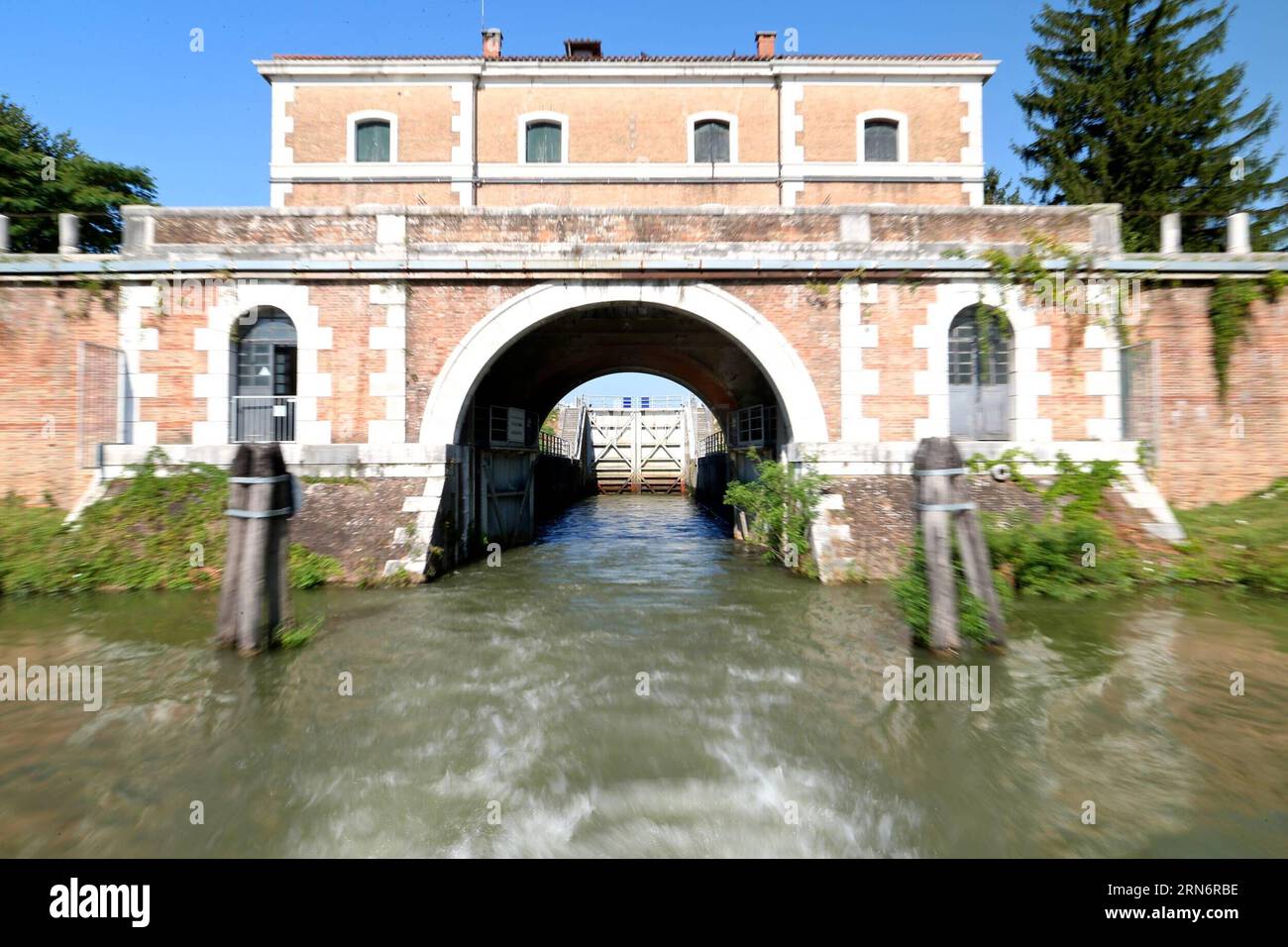 (150805) -- PADUA, Aug. 5, 2015 -- Photo taken on July 29 shows a dam ...