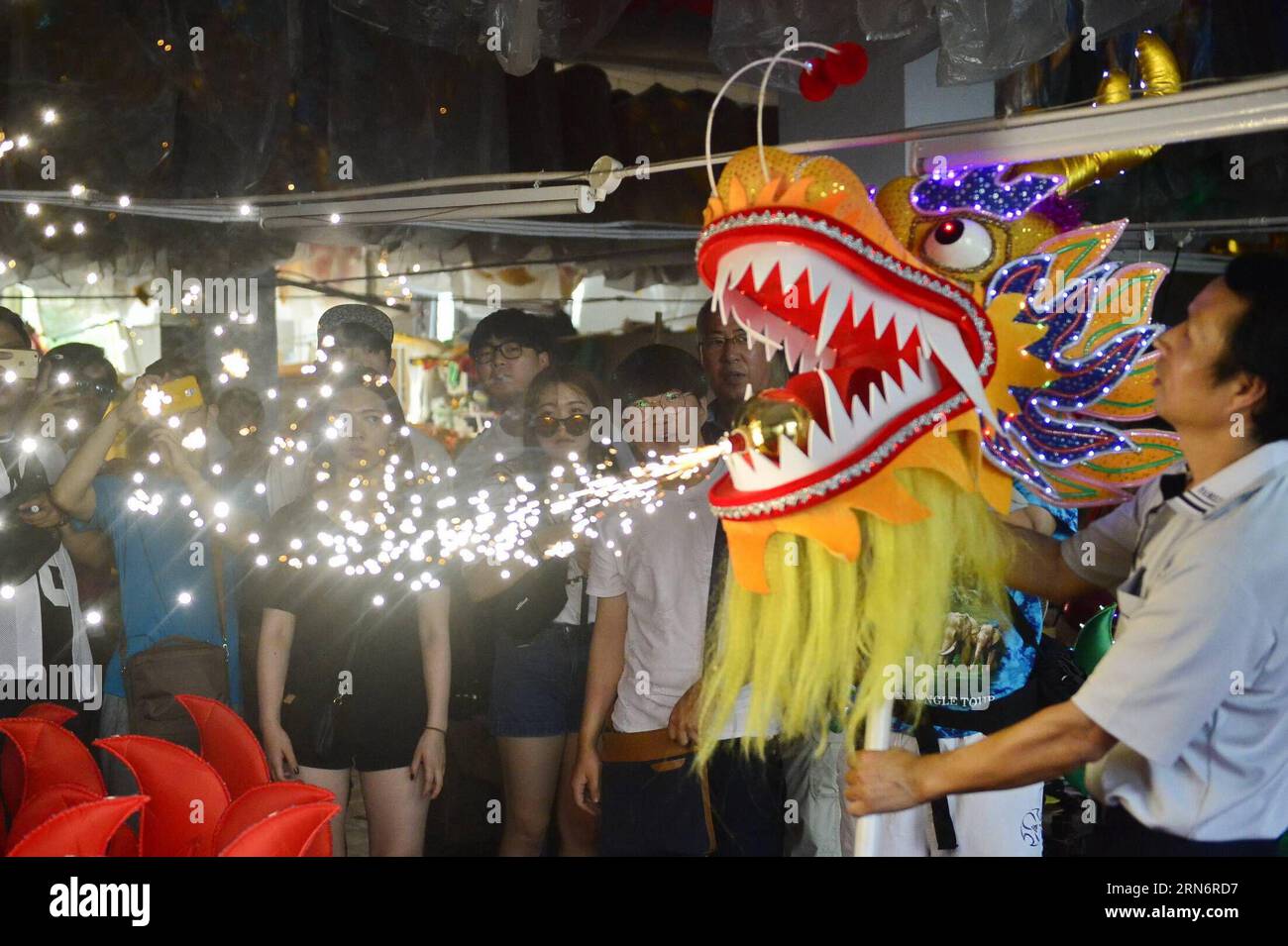 (150805) -- NANCHANG, Aug. 5, 2015 -- South Korean students look at a ...