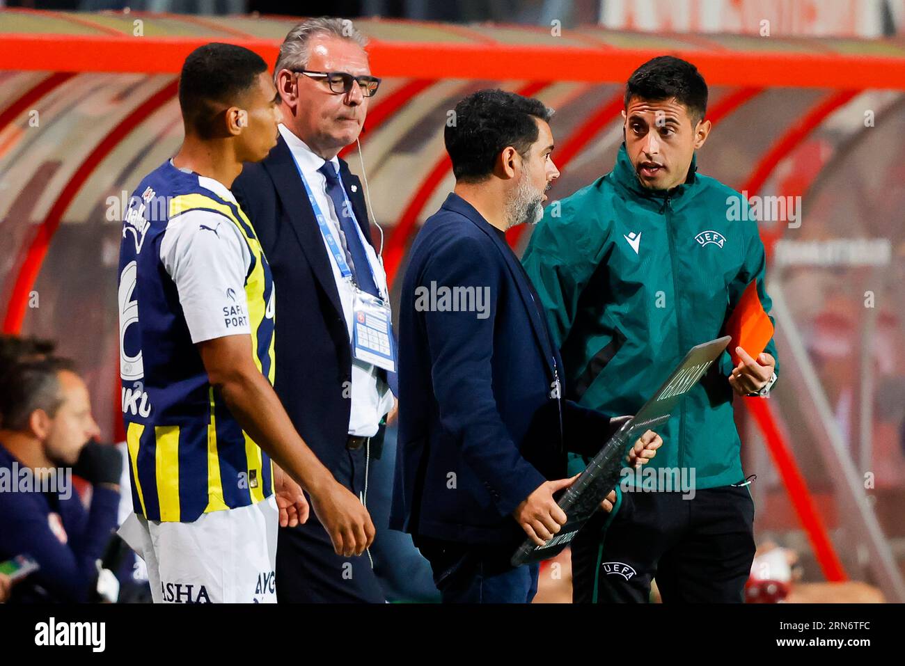ENSCHEDE, NETHERLANDS - AUGUST 31: headcoach Ismail Kartal (Fenerbahce ...