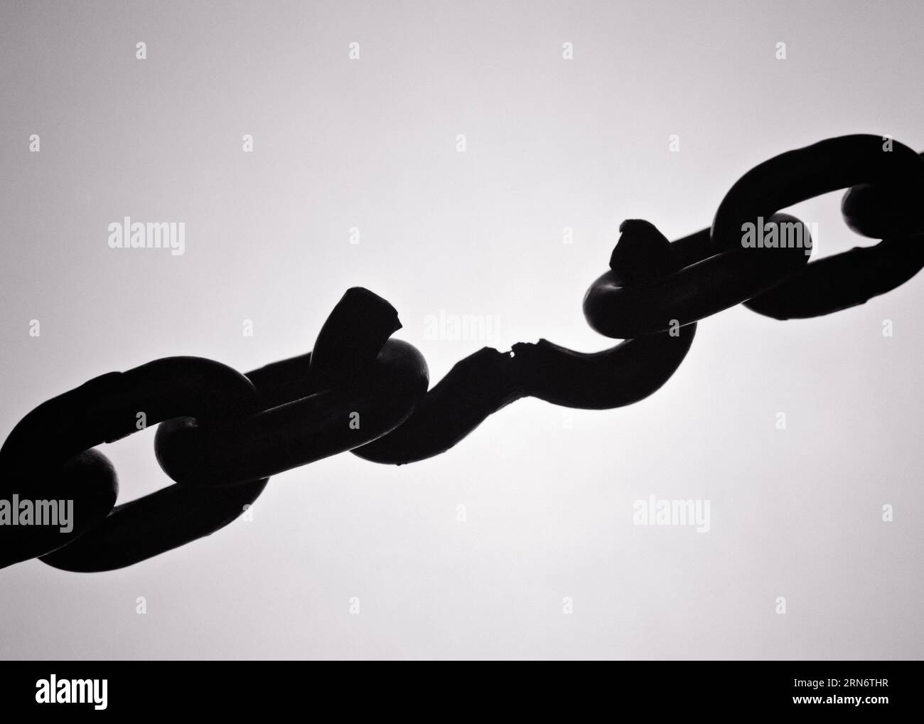 1970s SILHOUETTED BROKEN LINK IN A CHAIN - s18139 HAR001 HARS ...