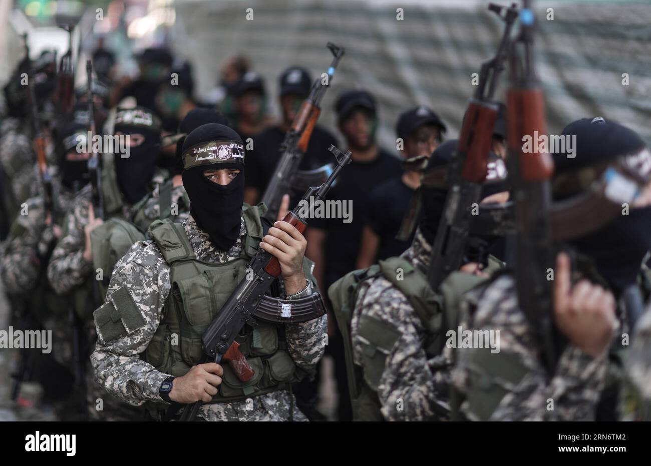 (150806) -- GAZA, Aug. 6, 2015 -- Palestinian Hamas masked gunmen hold ...