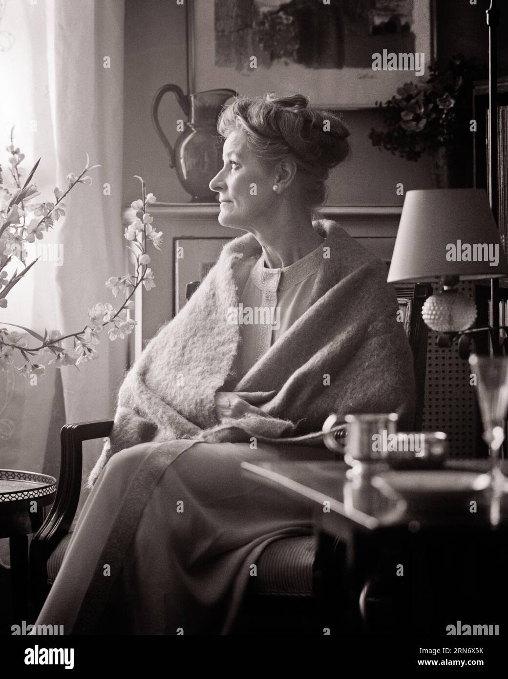 Old lady shawl hi-res stock photography and images - Alamy