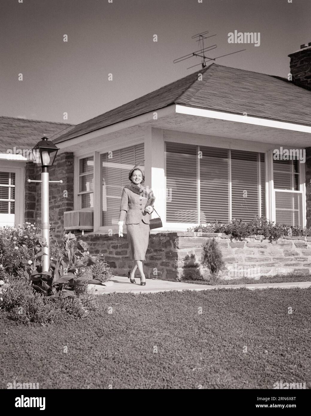 1950s woman walking hi-res stock photography and images - Alamy
