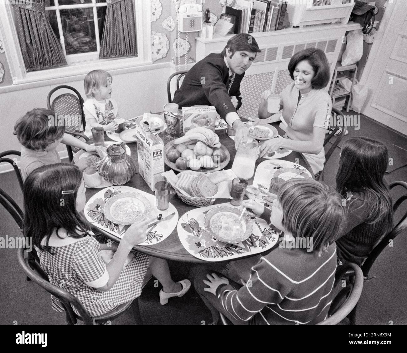1970s LARGE FAMILY SEATED AROUND BREAKFAST TABLE - d6099 HAR001 HARS ...