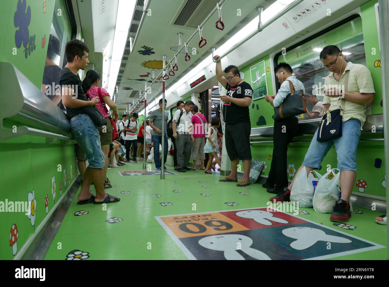(150810) -- GUANGZHOU, Aug. 10, 2015 -- Passengers are seen on a train ...