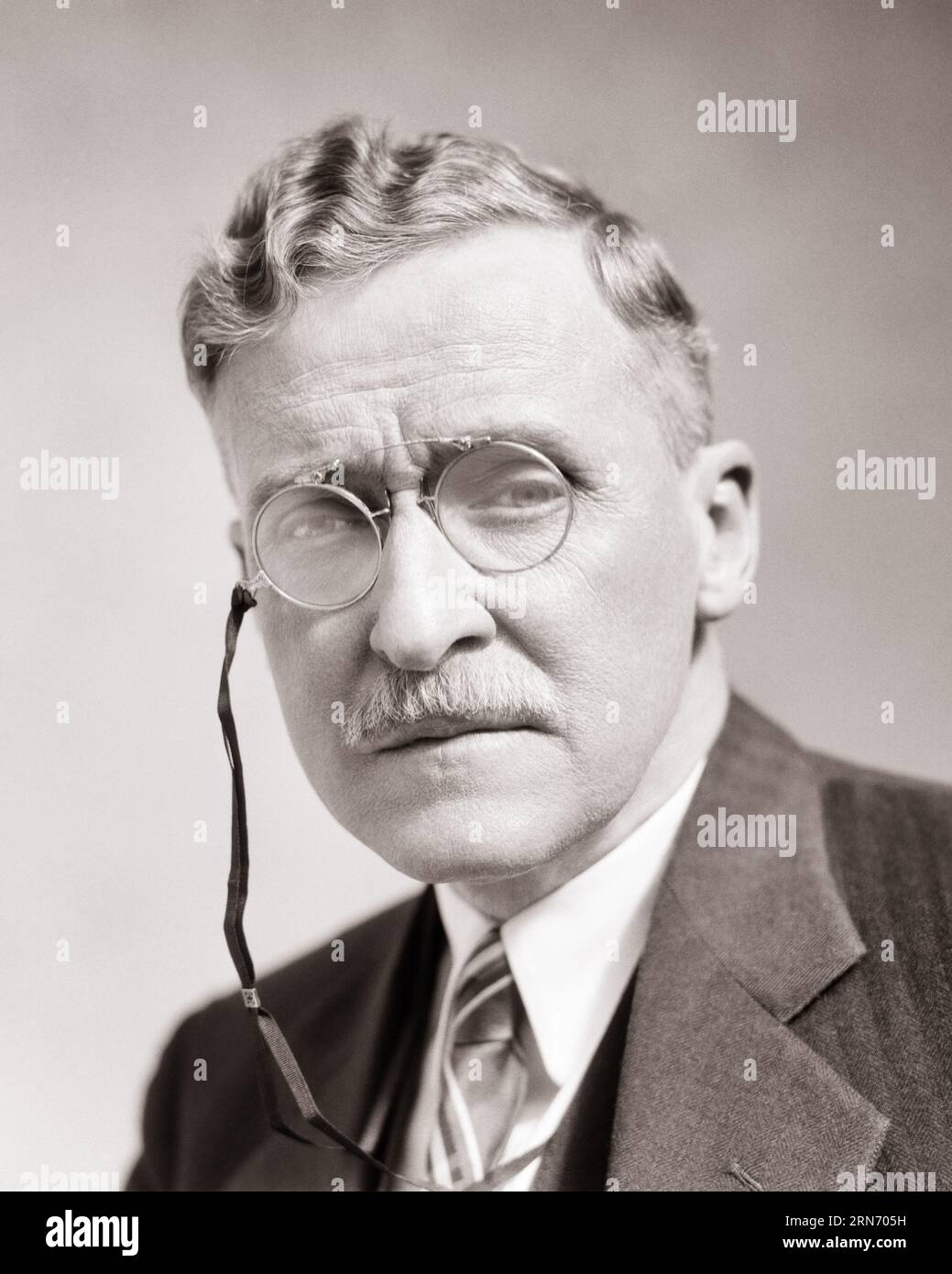 1930s SERIOUS PORTRAIT OF MIDDLE-AGED MAN WEARING PINCE-NEZ - p3928 ...