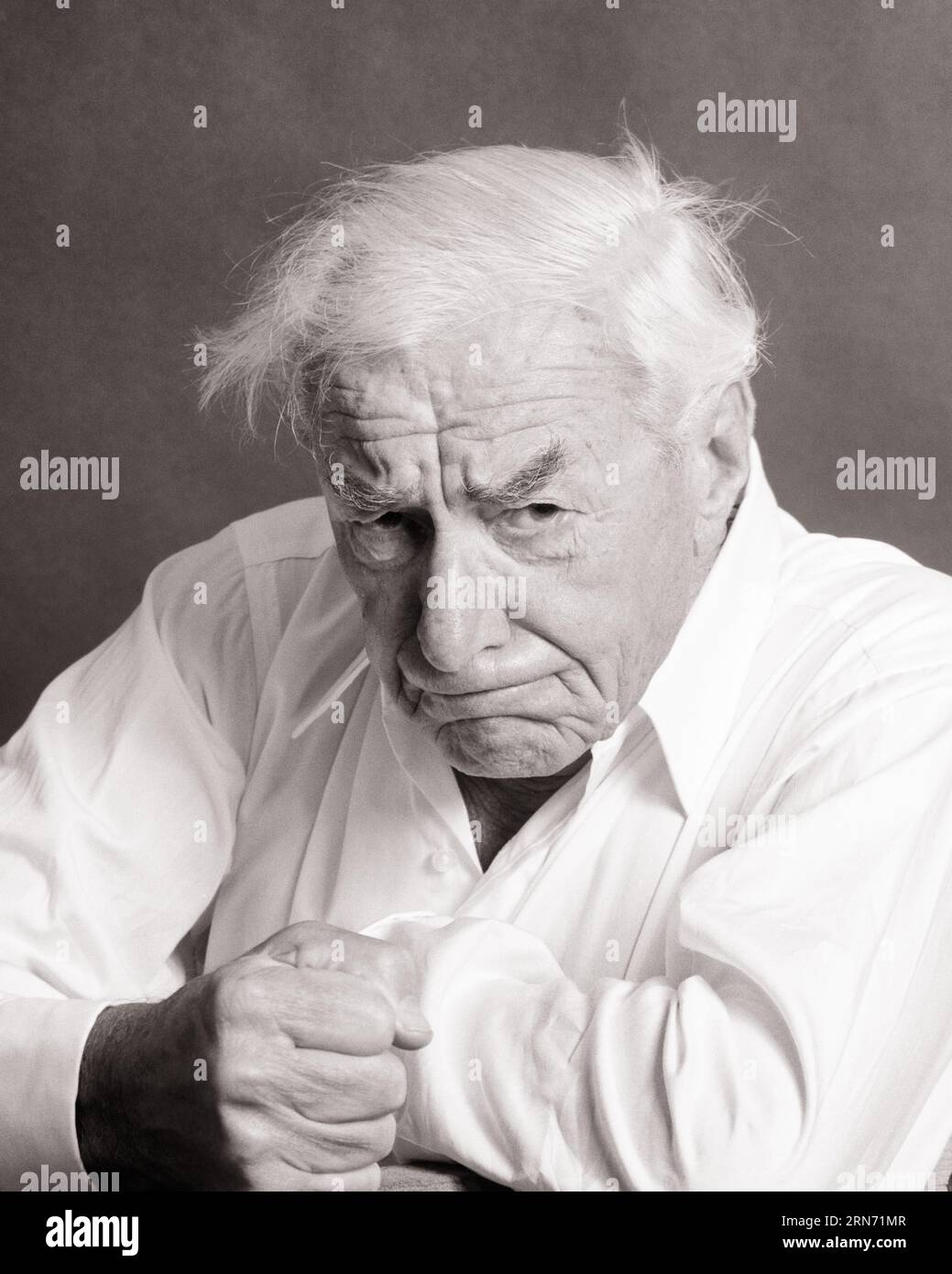 1970s PORTRAIT OF CURMUDGEONLY SENIOR MAN WITH ANGRY FACIAL EXPRESSION ...