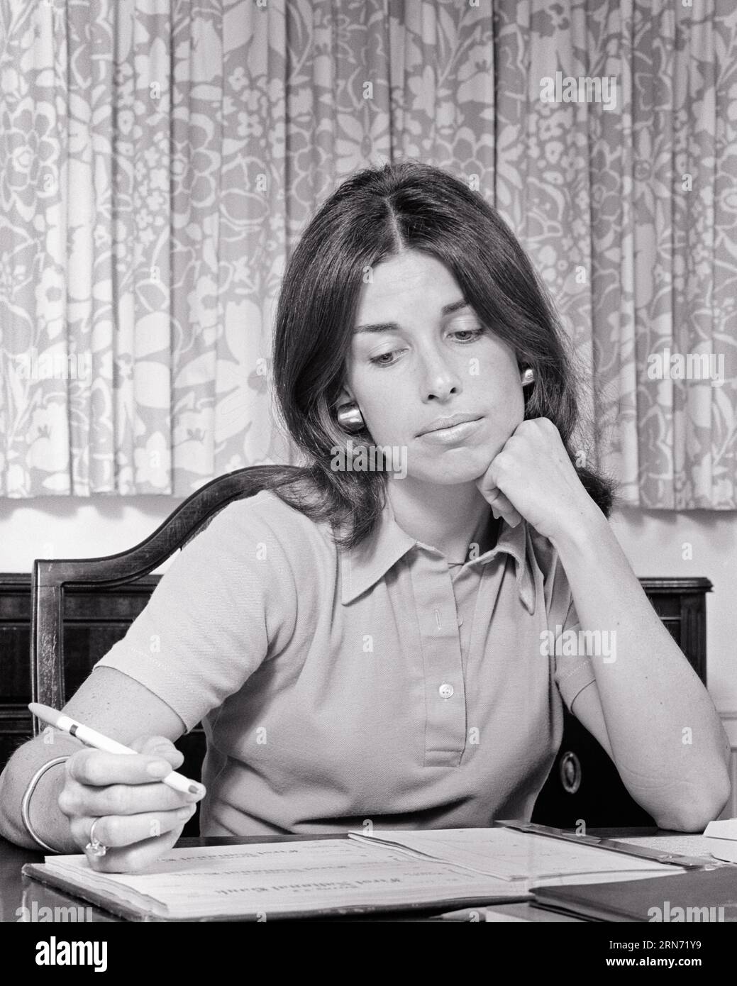 1970s women thinking hi-res stock photography and images - Alamy