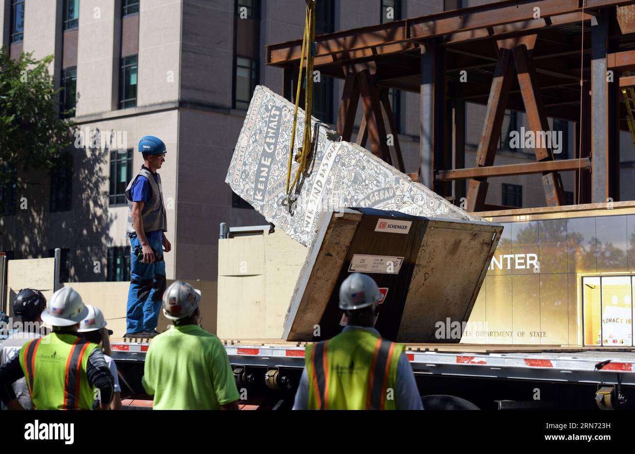 AKTUELLES ZEITGESCHEHEN Stück der Berliner Mauer in Washington ...