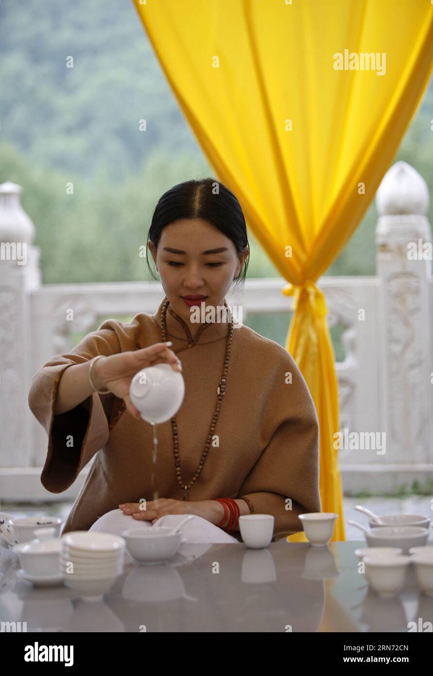 (150814) -- XINZHOU, - A girl prepares to make tea at a tea ceremony ...