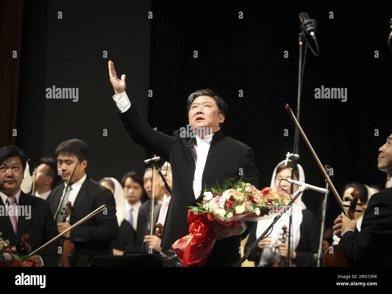Conductor of China Philharmonic Orchestra Yu Long waves to Iranians ...