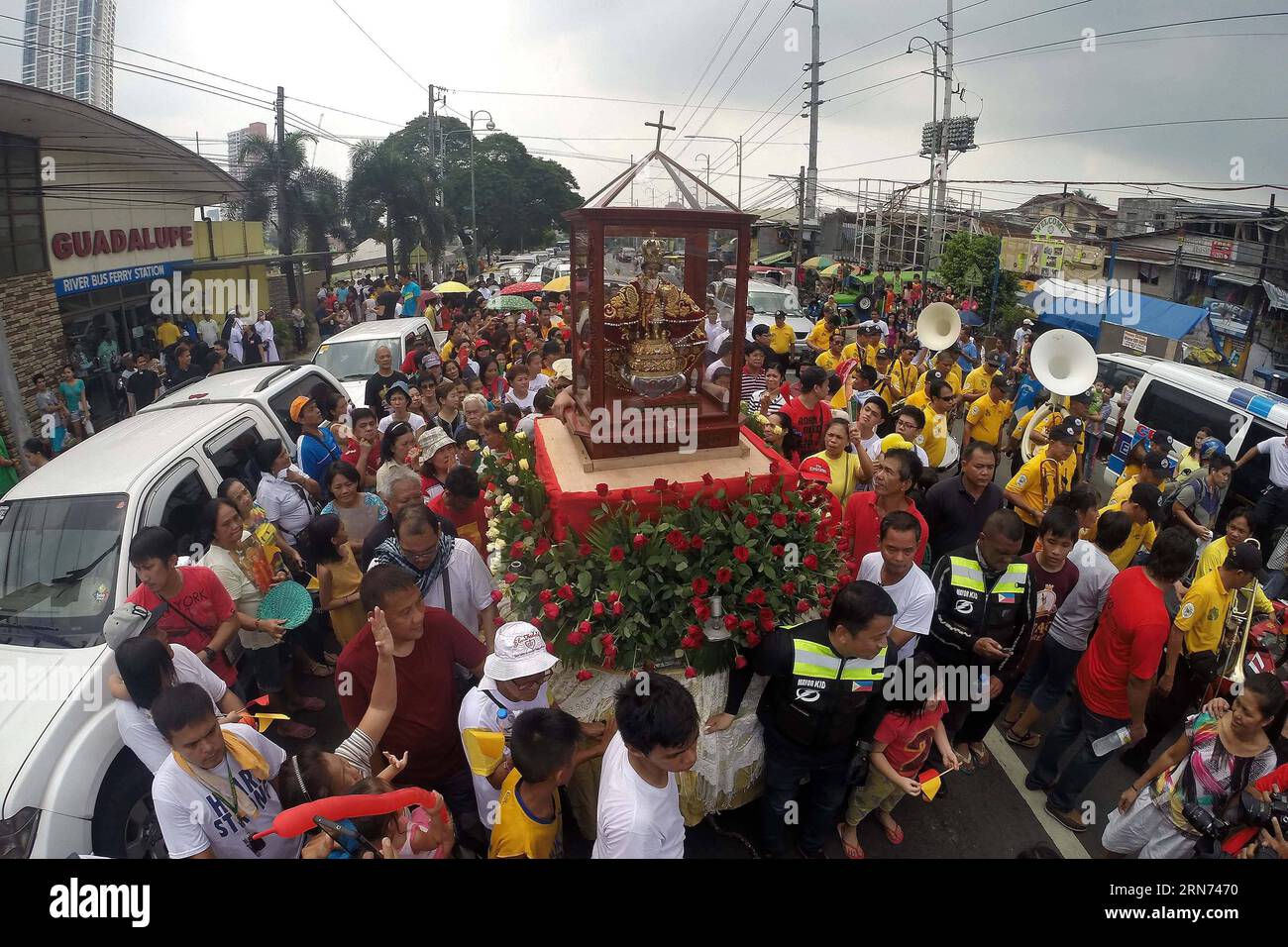 (150816) -- MANILA, Aug. 16, 2015 -- Devotees carry the image of the ...