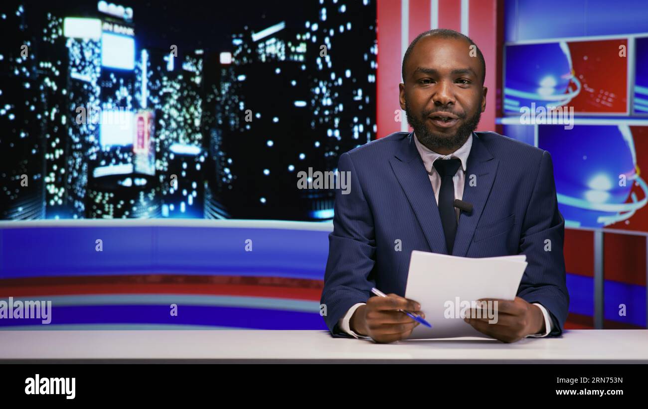 Late night show host presenting hi-res stock photography and images - Alamy