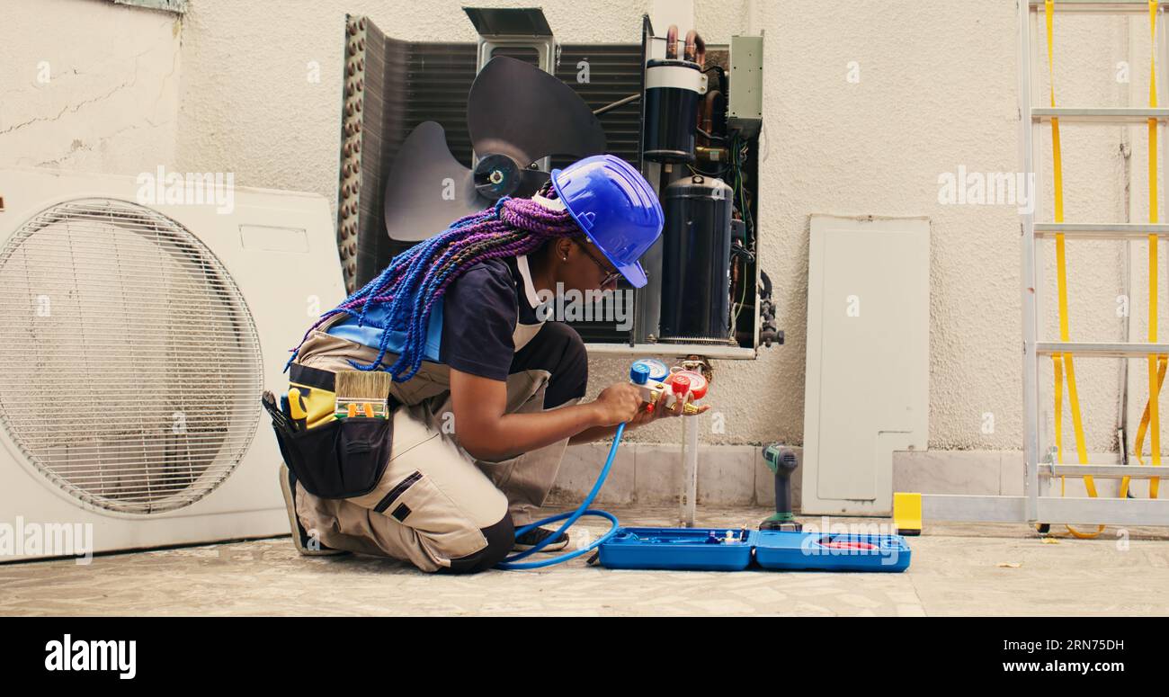 Knowleadgeable engineer hi-res stock photography and images - Alamy