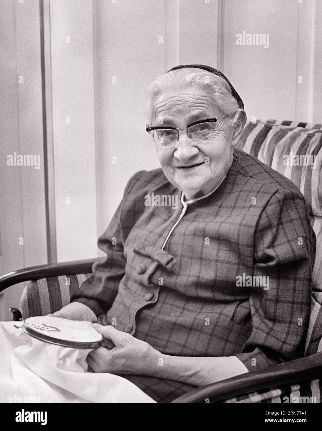 Old lady wearing glasses hi-res stock photography and images - Alamy