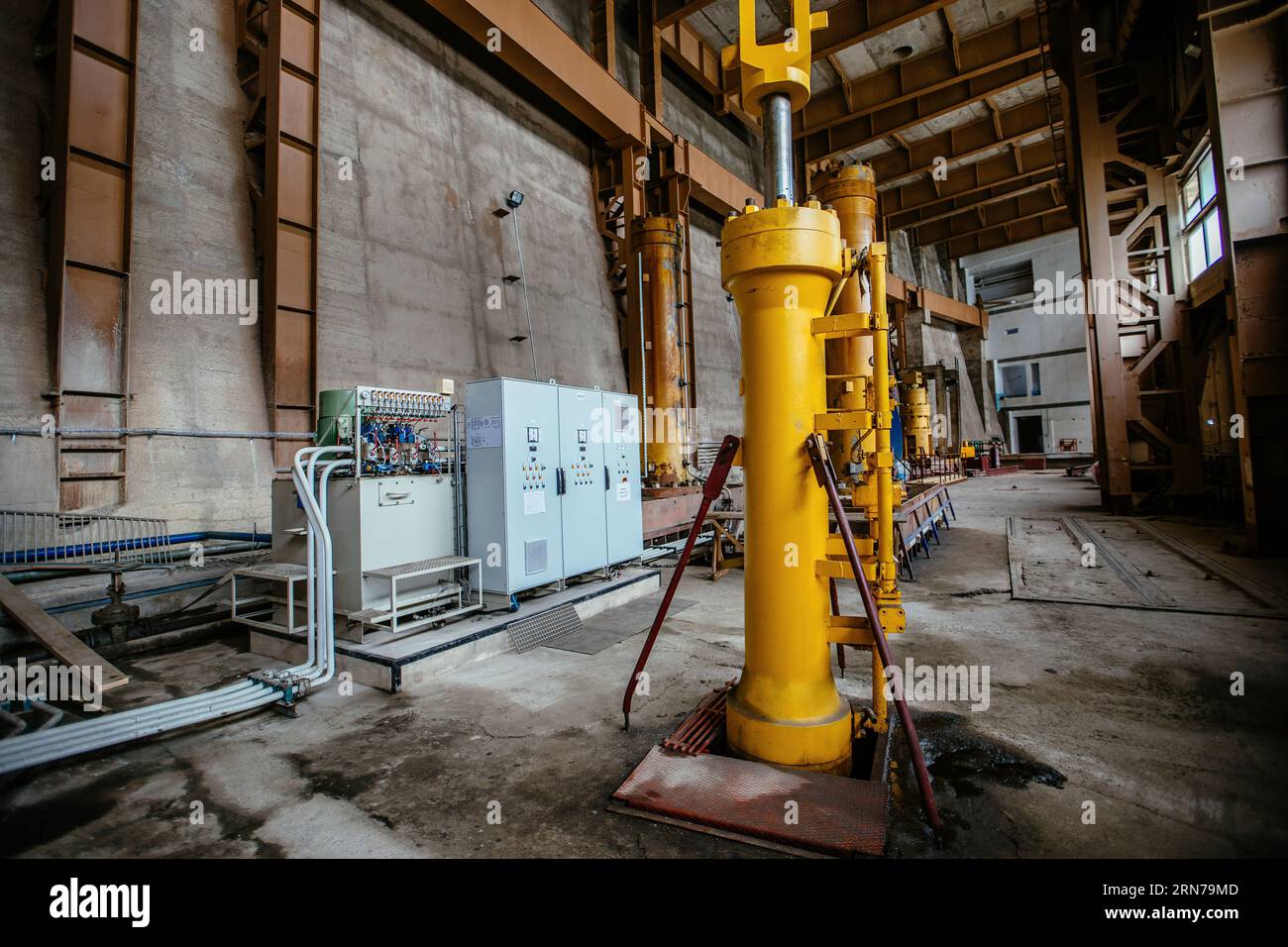 Hydraulic outlet cylinders in water distribution device in ...