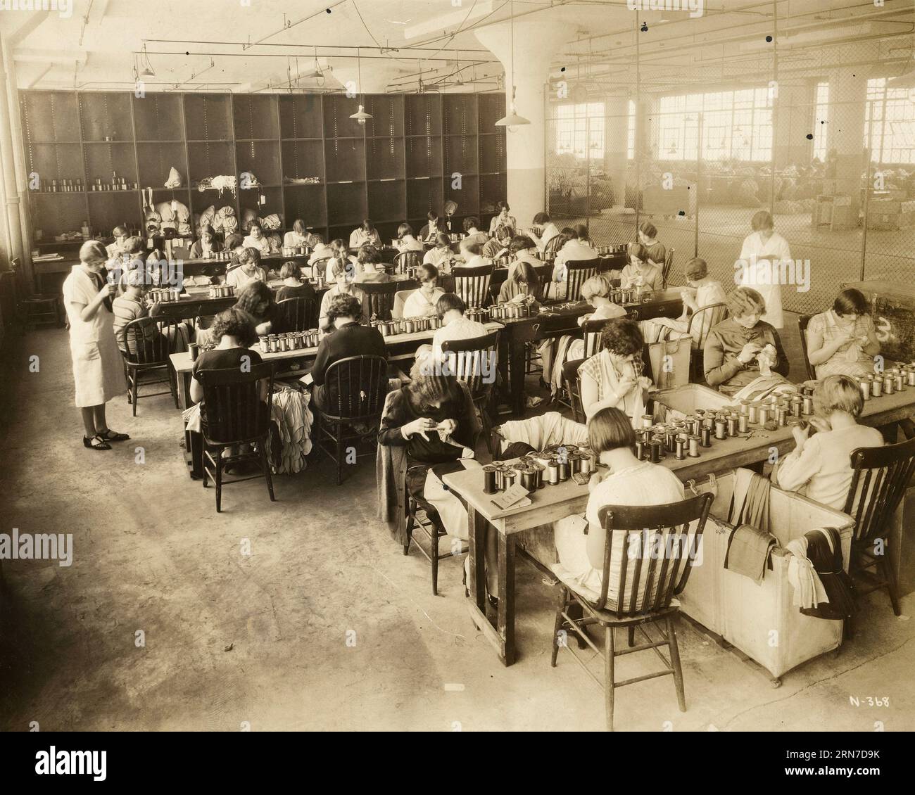American women factory workers 1930s hi-res stock photography and images - Alamy