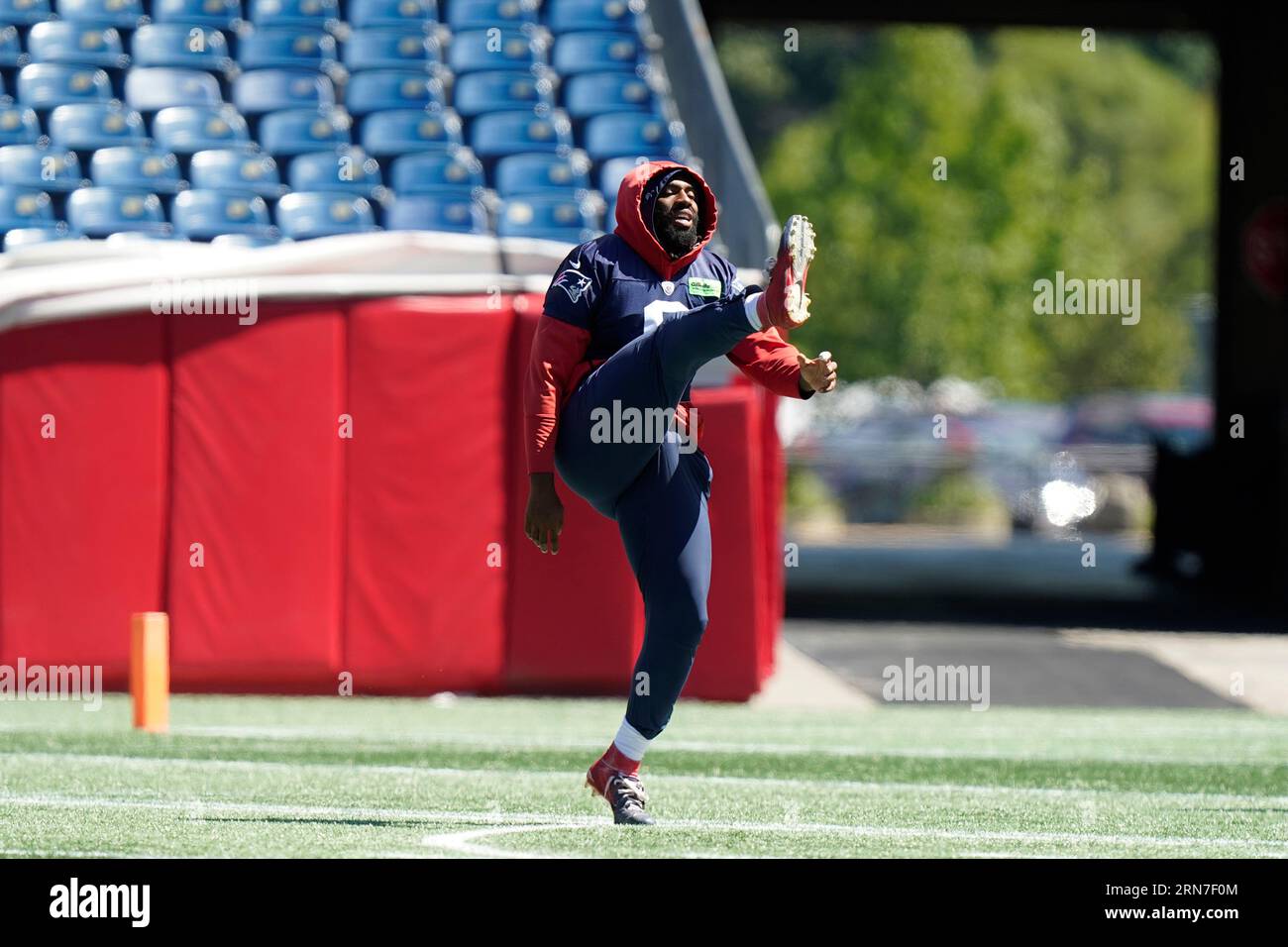 New England Patriots linebacker Matthew Judon warms up during an NFL ...