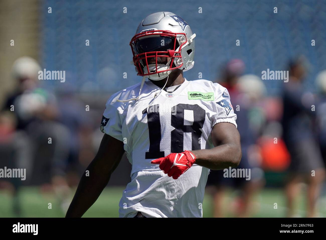 New England Patriots wide receiver Matthew Slater warms up during an ...