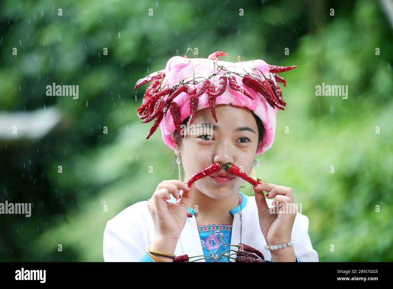 (150906) -- BEIJING, - A girl of the Zhuang ethnic group wearing chili ...