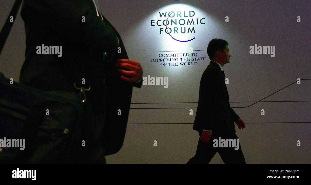 (150910) -- DALIAN, Sept. 10, 2015 -- Guests walk into a conference ...