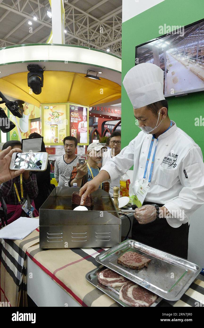 (150910) -- YINCHUAN, Sept. 10, 2015 -- A chef shows his cooking at the ...