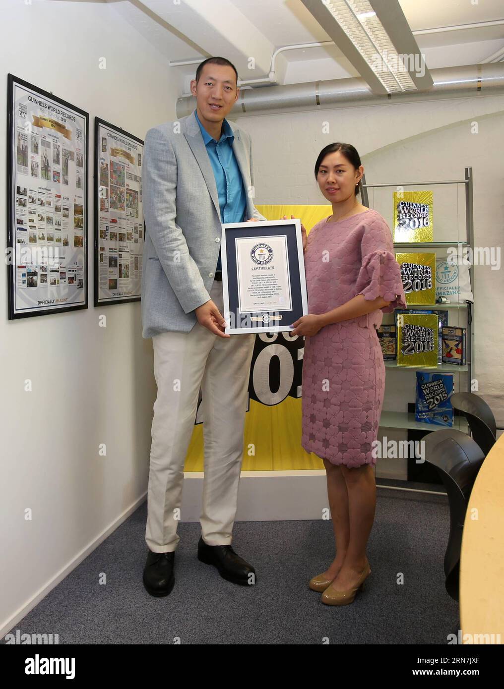 (150910) -- Sept. 10, 2015 -- China s Sun Mingming and his wife Xu Yan pose for a photo during ...