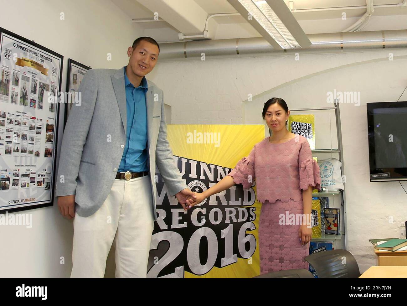 (150910) -- Sept. 10, 2015 -- China s Sun Mingming and his wife Xu Yan pose for a photo during ...