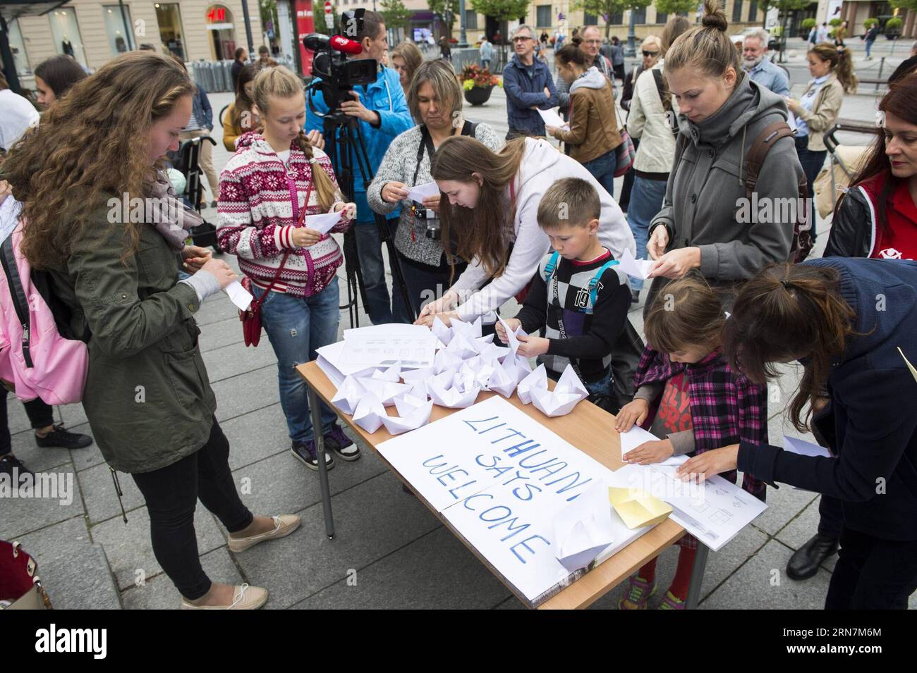 Refugees from countries middle hi-res stock photography and images - Alamy