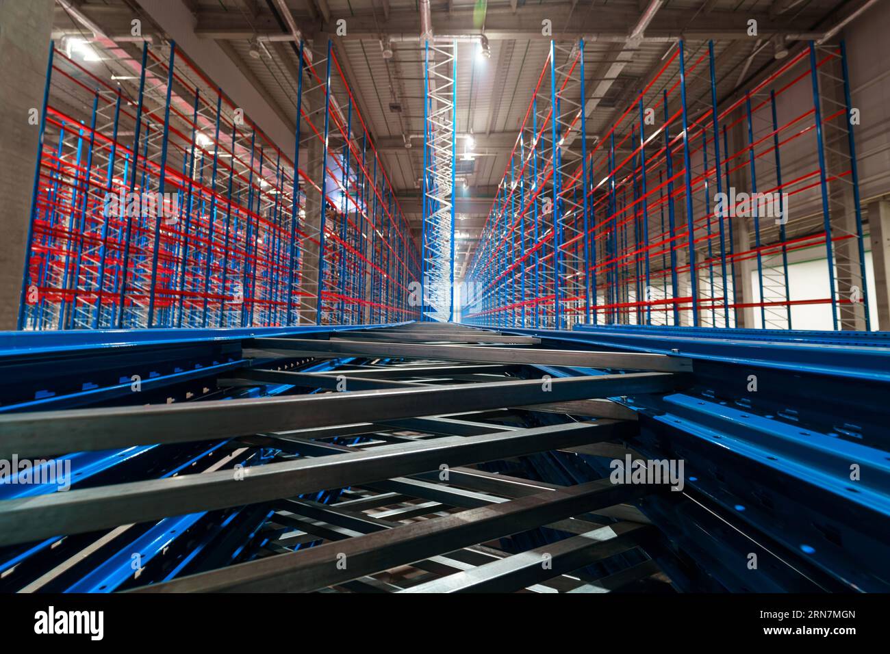 Building a huge warehouse with high racking Stock Photo - Alamy