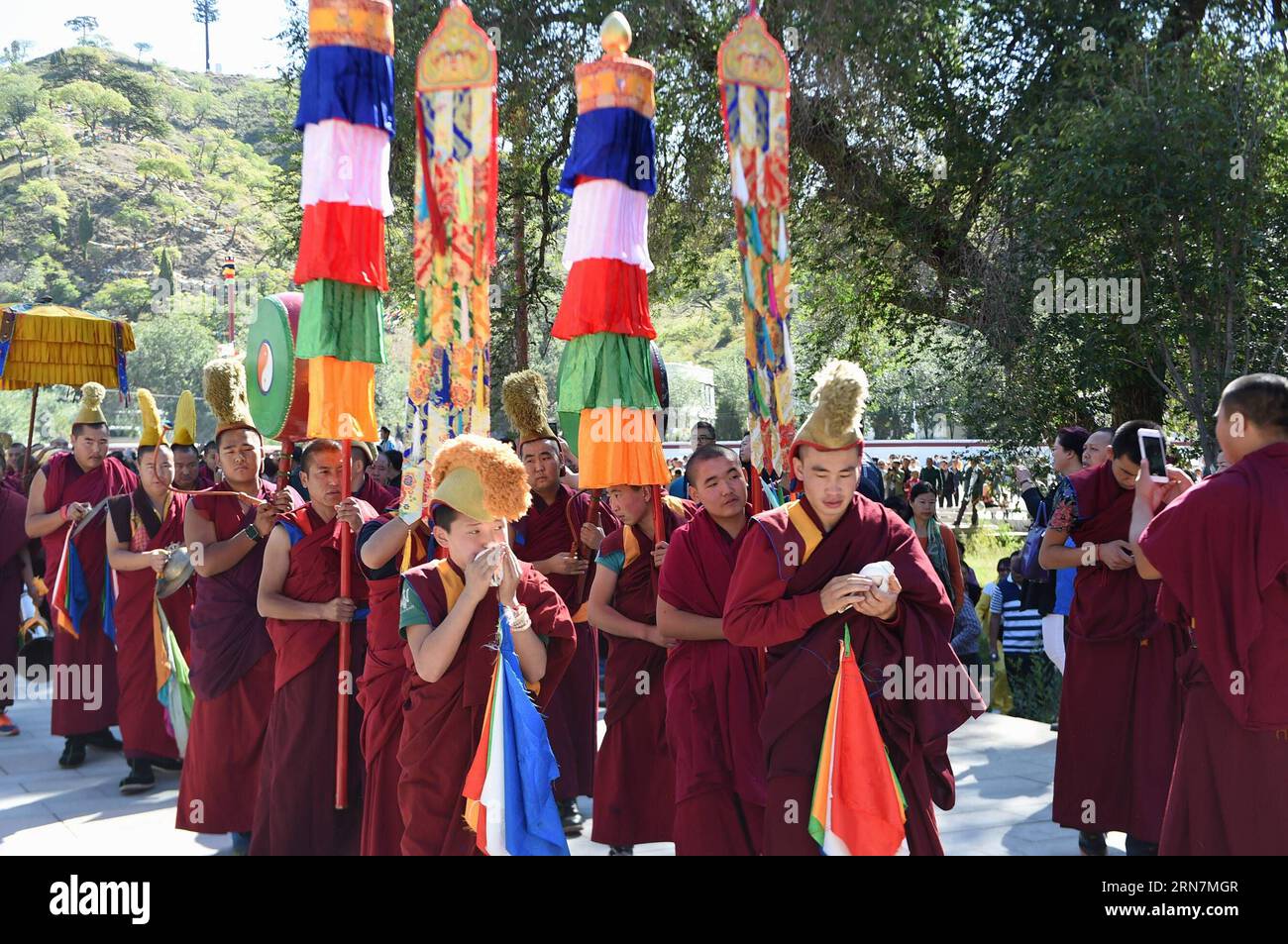 (150913) -- BAOTOU, Sept. 13, 2015 -- Monks chant sutra during an event ...